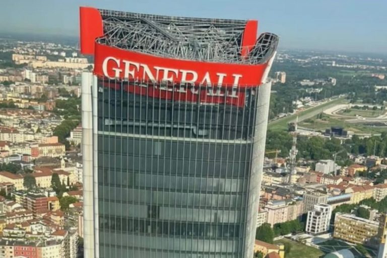 Cedimento Strutturale, crolla a Milano l'insegna gigante di Generali ...