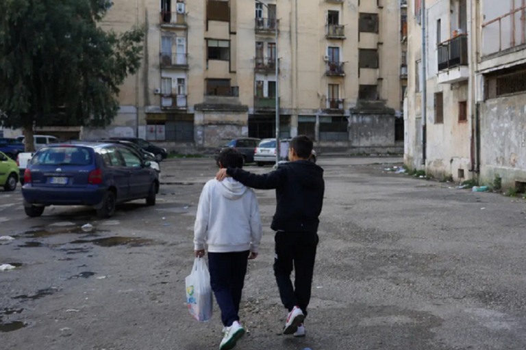 Milano, il 12% dei minori vive in contesti svantaggiati: l'allarme di ...